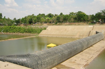What is the Difference Between a Weir and a Spillway?